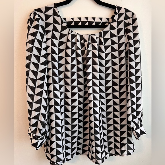 Spense | Tops | Blkwhite Patterned Blouse Wgold Button Back Detail ...